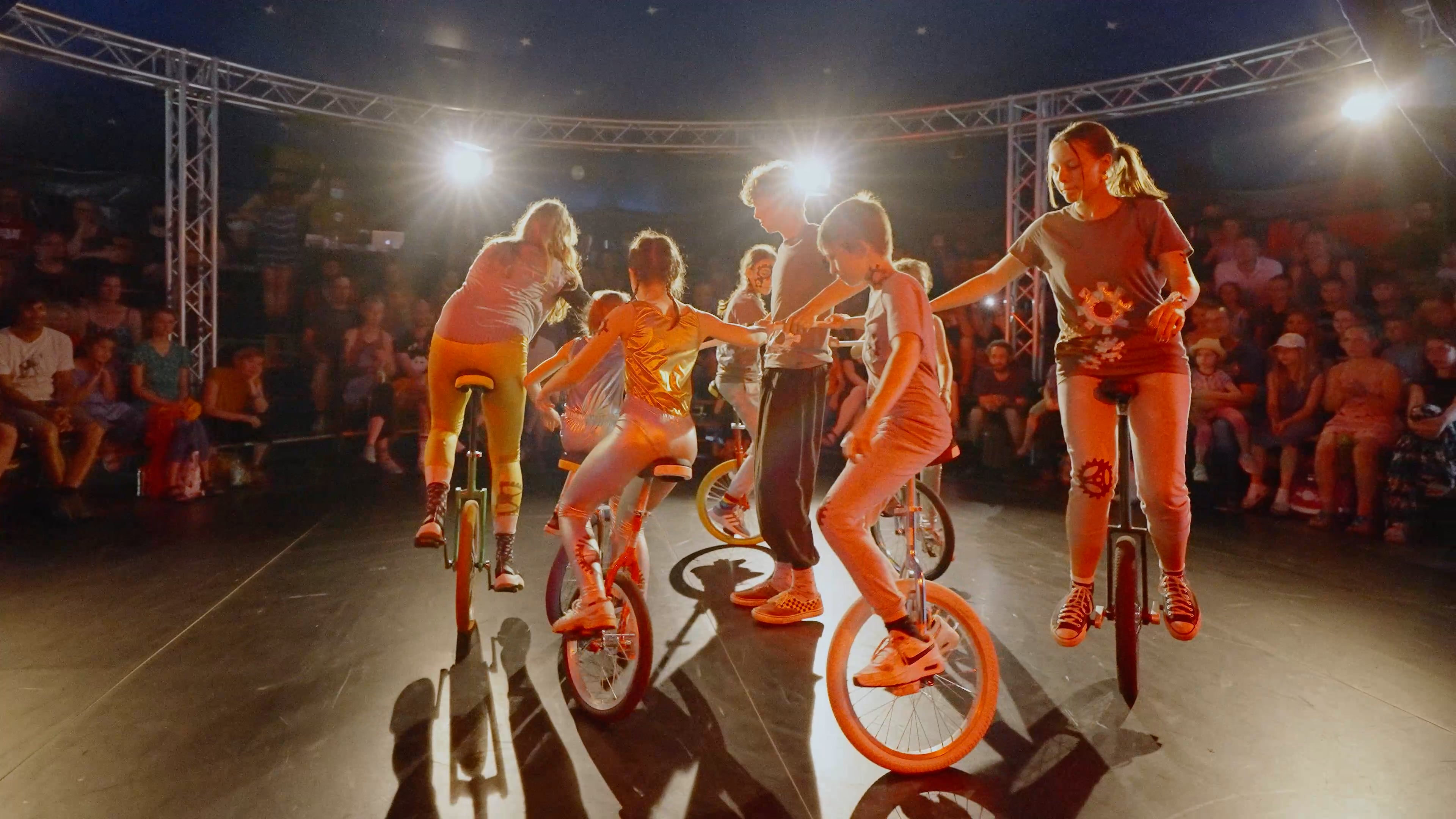 Circus MoMoLo (Official Video)