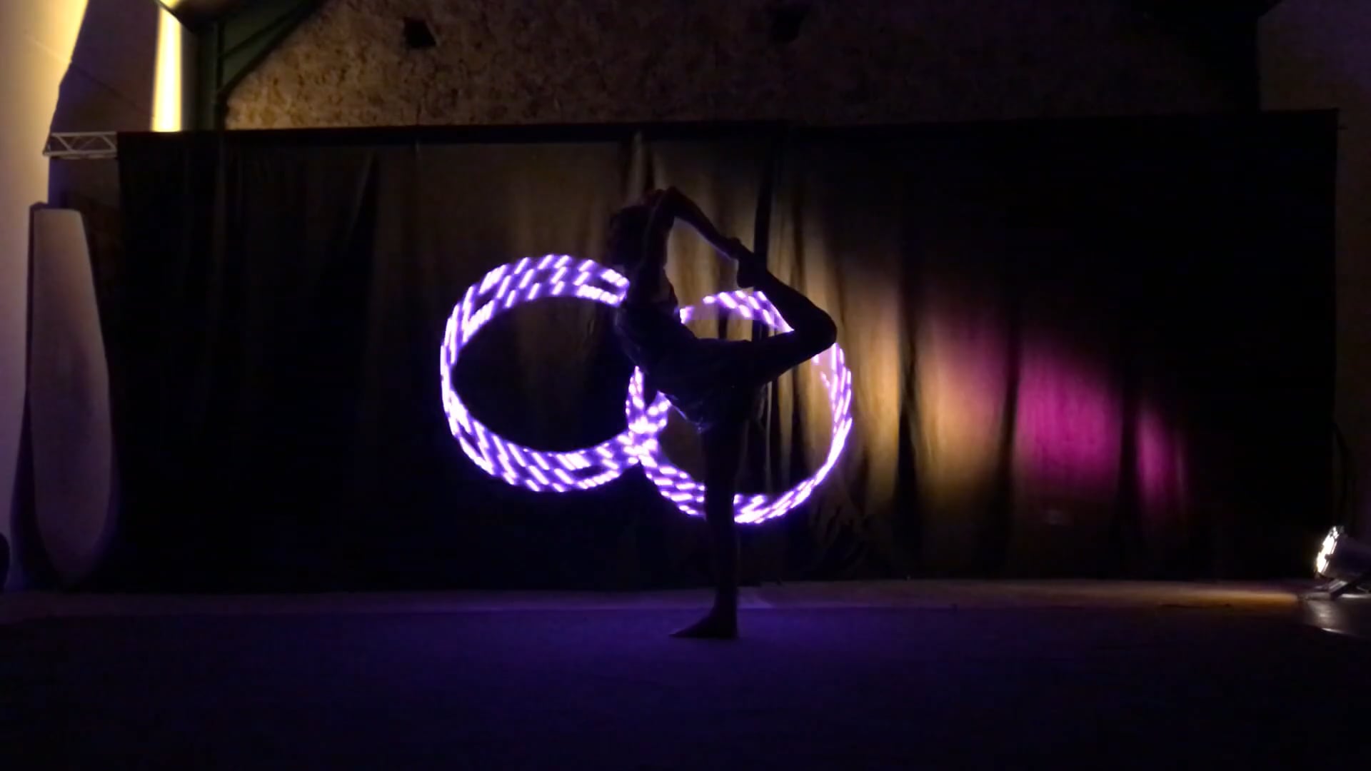 Numéro de cerceaux lumineux et contorsion.m4v on Vimeo