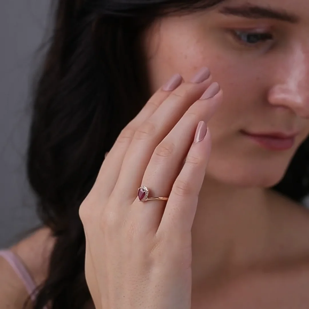 FR538- Pear Ruby & Diamonds on Vimeo