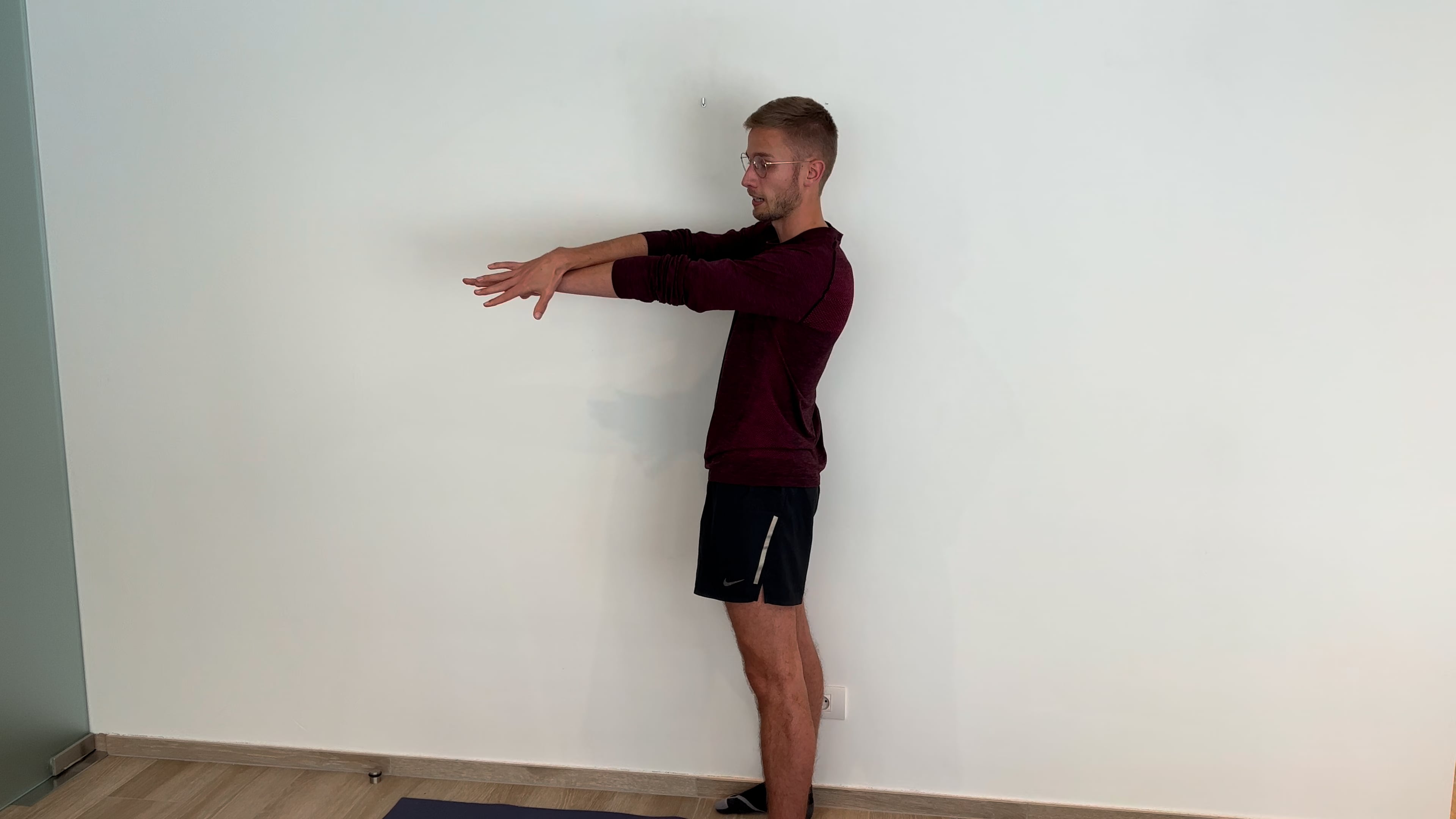 Zijwaartse isometrische abductie tegen muur (GR) on Vimeo