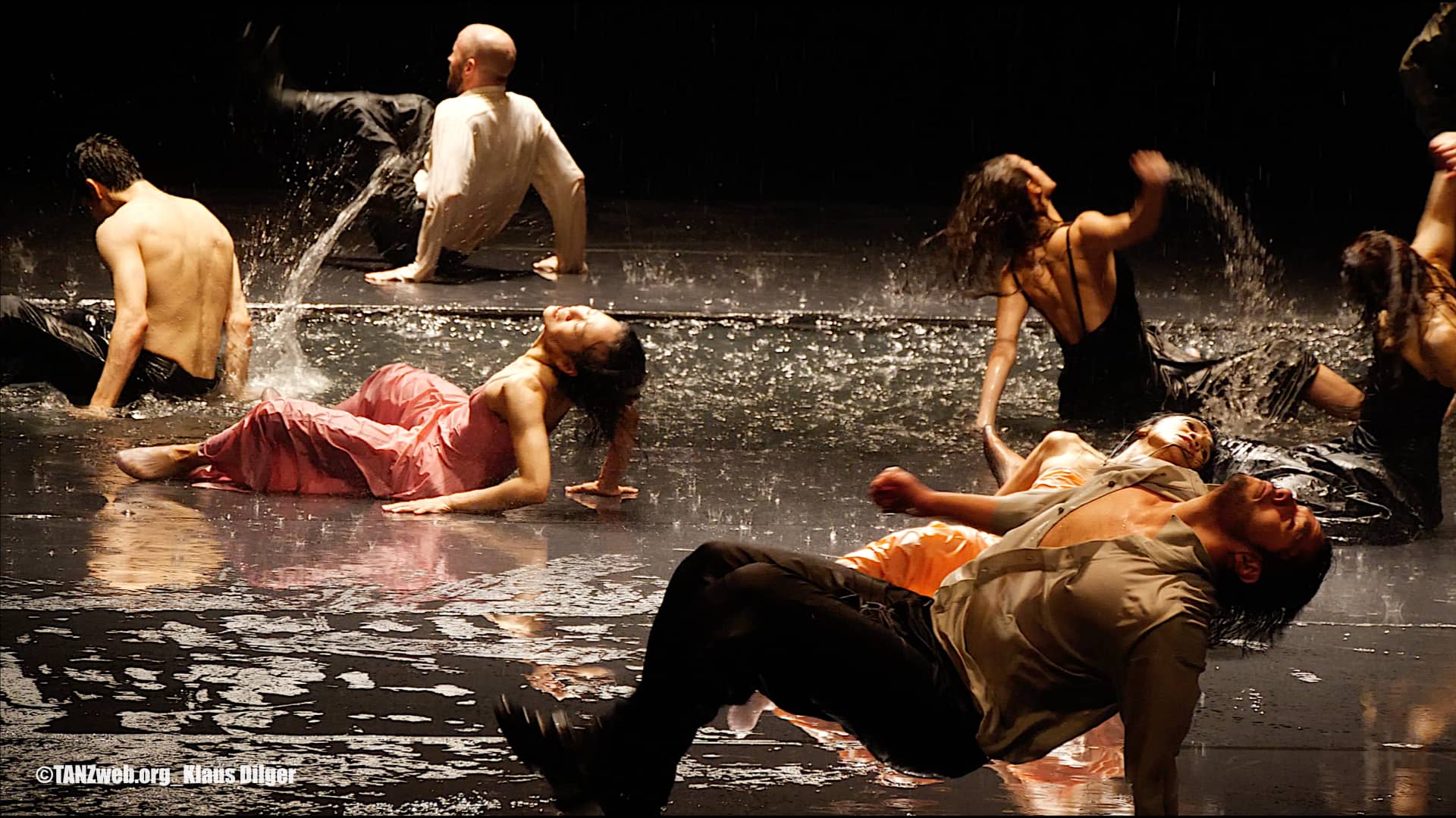 Impressionen VOLLMOND Pina Bausch Tanztheater Wuppertal 2022 on Vimeo