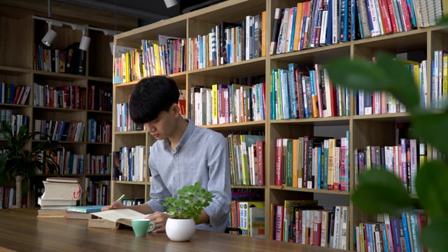 Hombre Estudiante Biblioteca - Free video on Pixabay - Pixabay