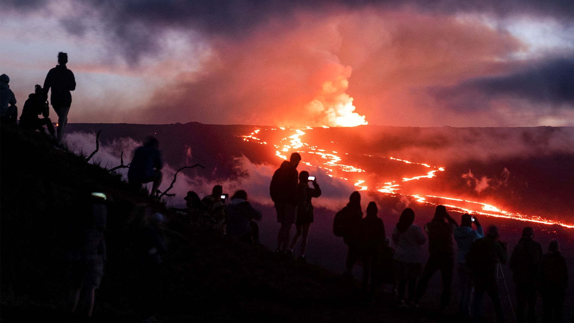 Lava do vulcão Mauna Loa aproxima-se da principal auto-estrada da ilha do Havai | Vídeo | PÚBLICO