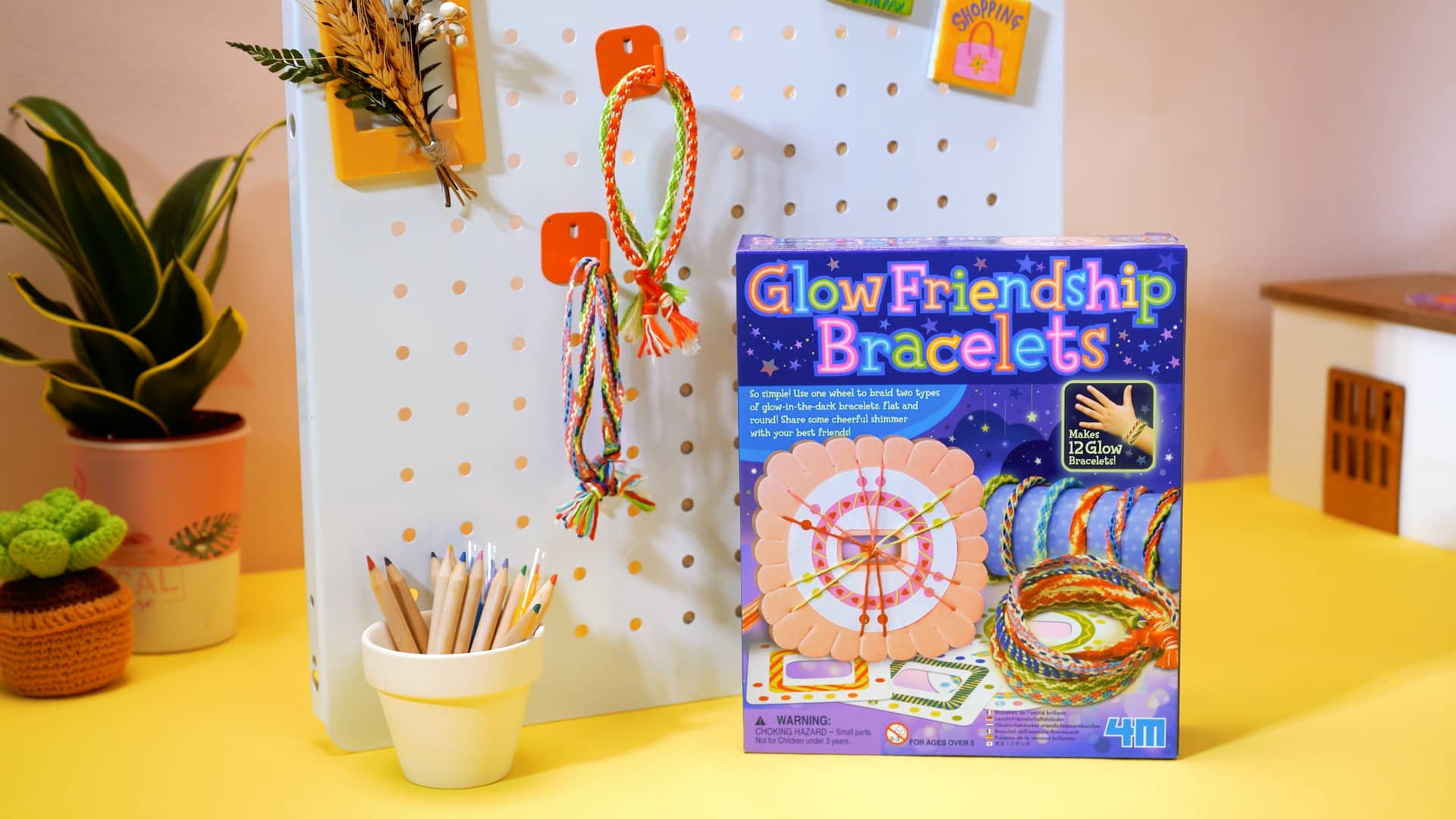 00-04662 Glow Friendship Bracelets on Vimeo