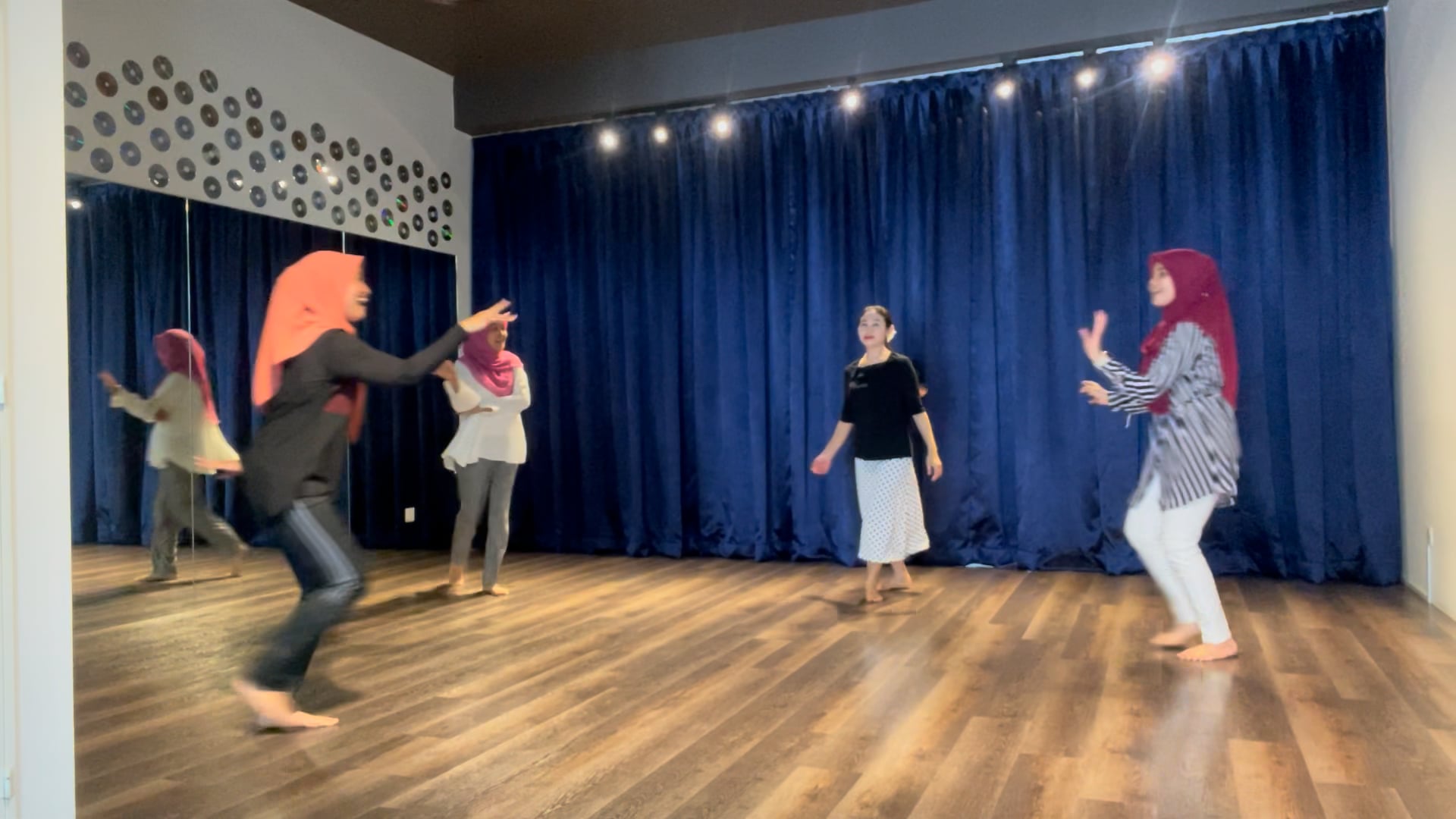 Malay Retro Dance (Hati Muda) on Vimeo