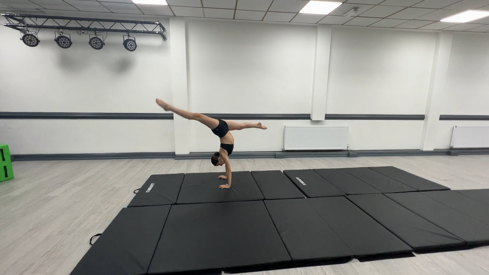 Walkover to Splits - Back Walkover to Front splits Full Skill