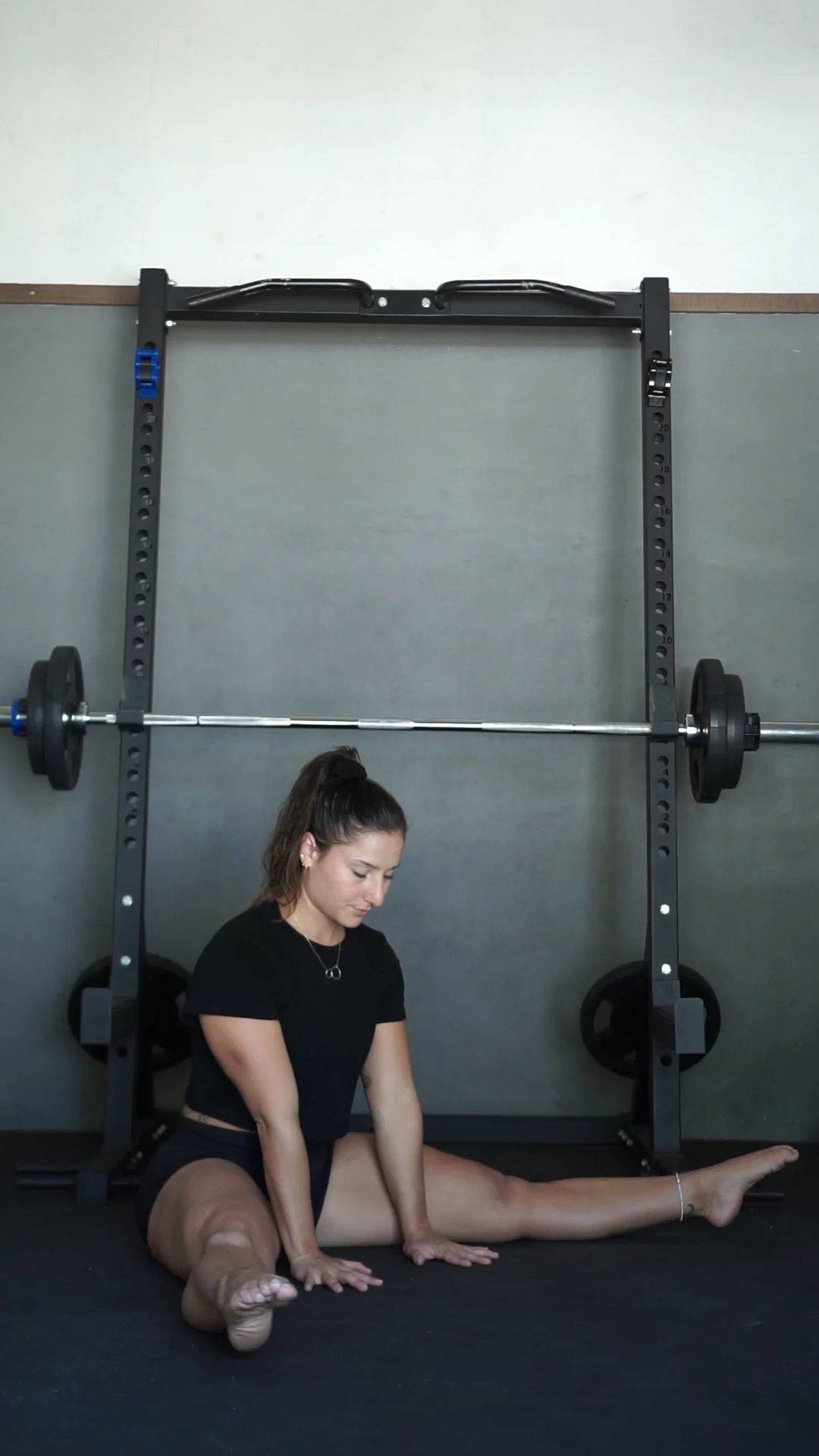 Straddle compression.mp4 on Vimeo