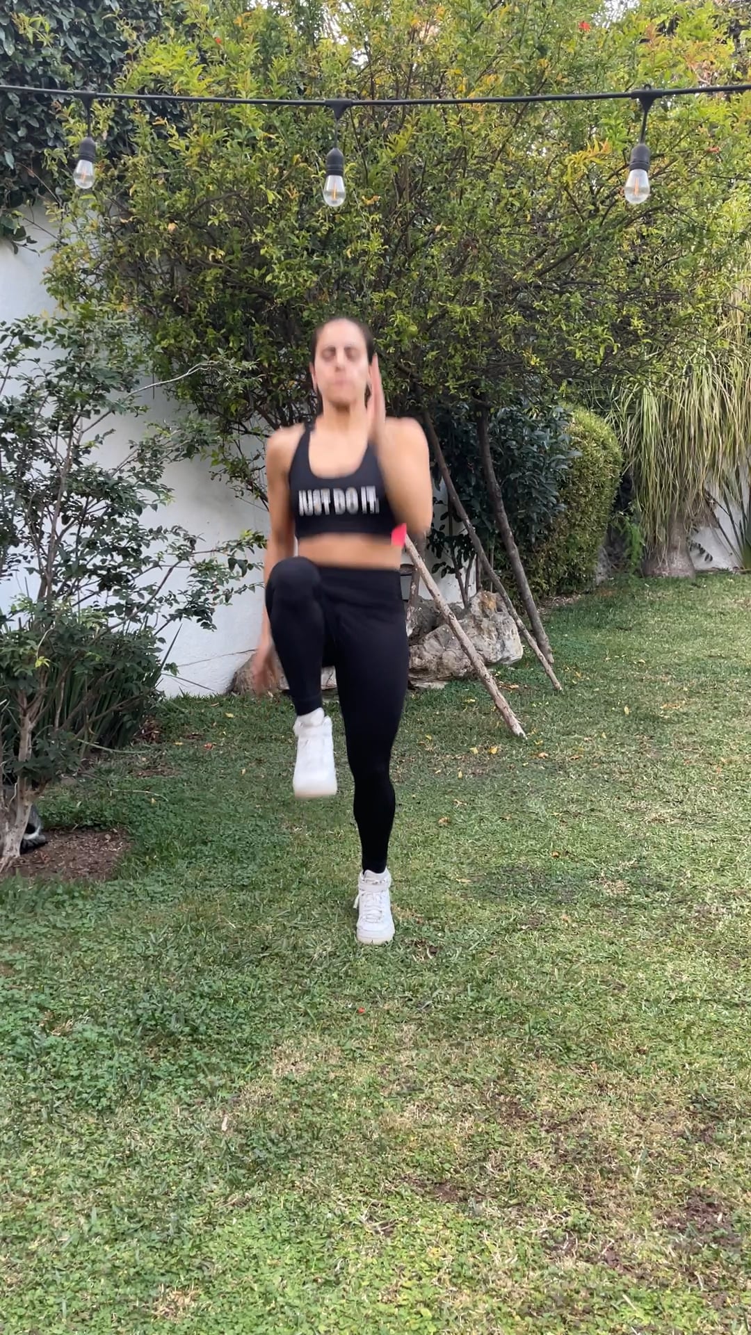 High Knee + sentadilla on Vimeo