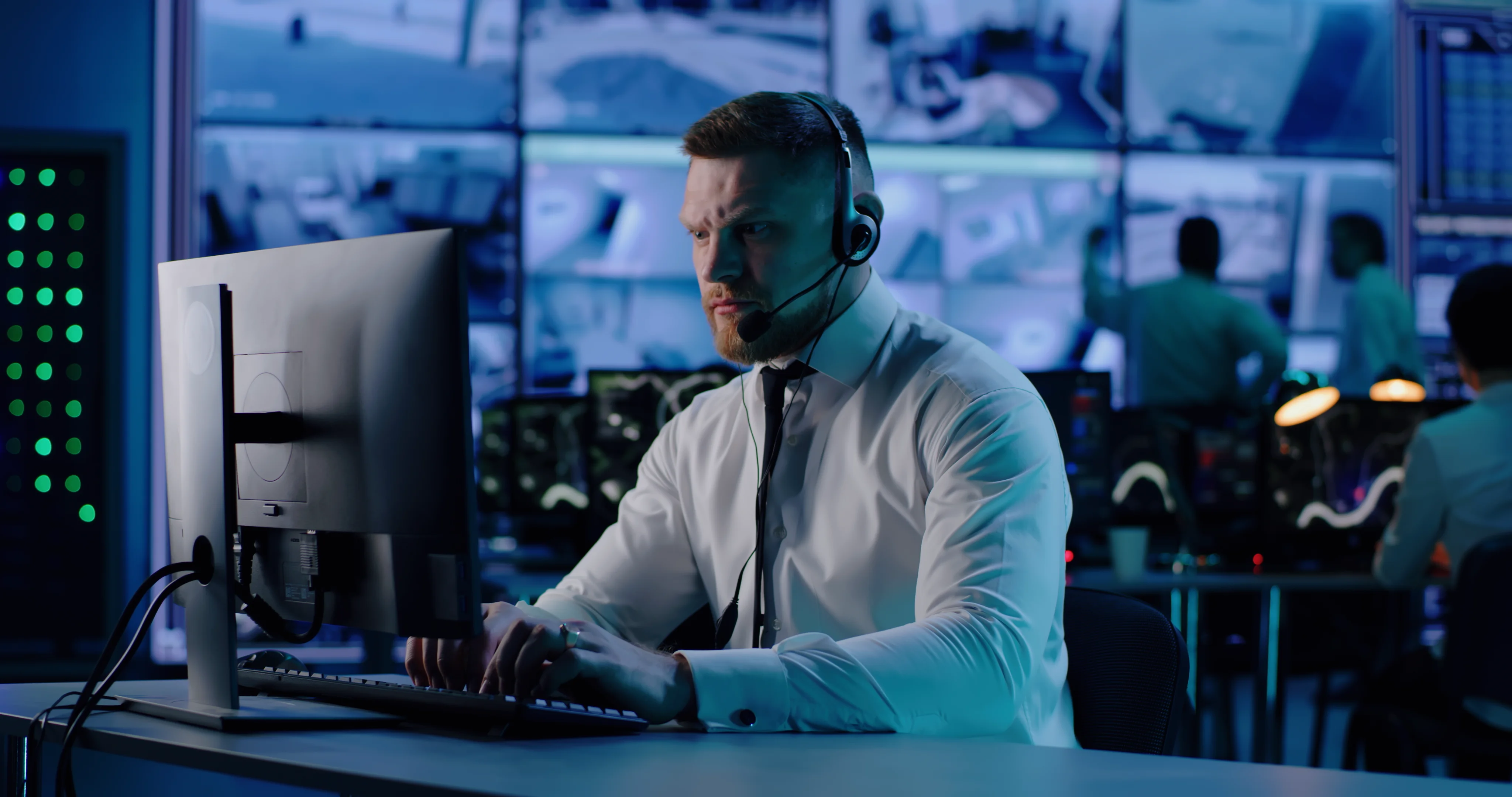 security-agent-using-computer-in-workplace-2022-08-04-21-08-19-utc.mov