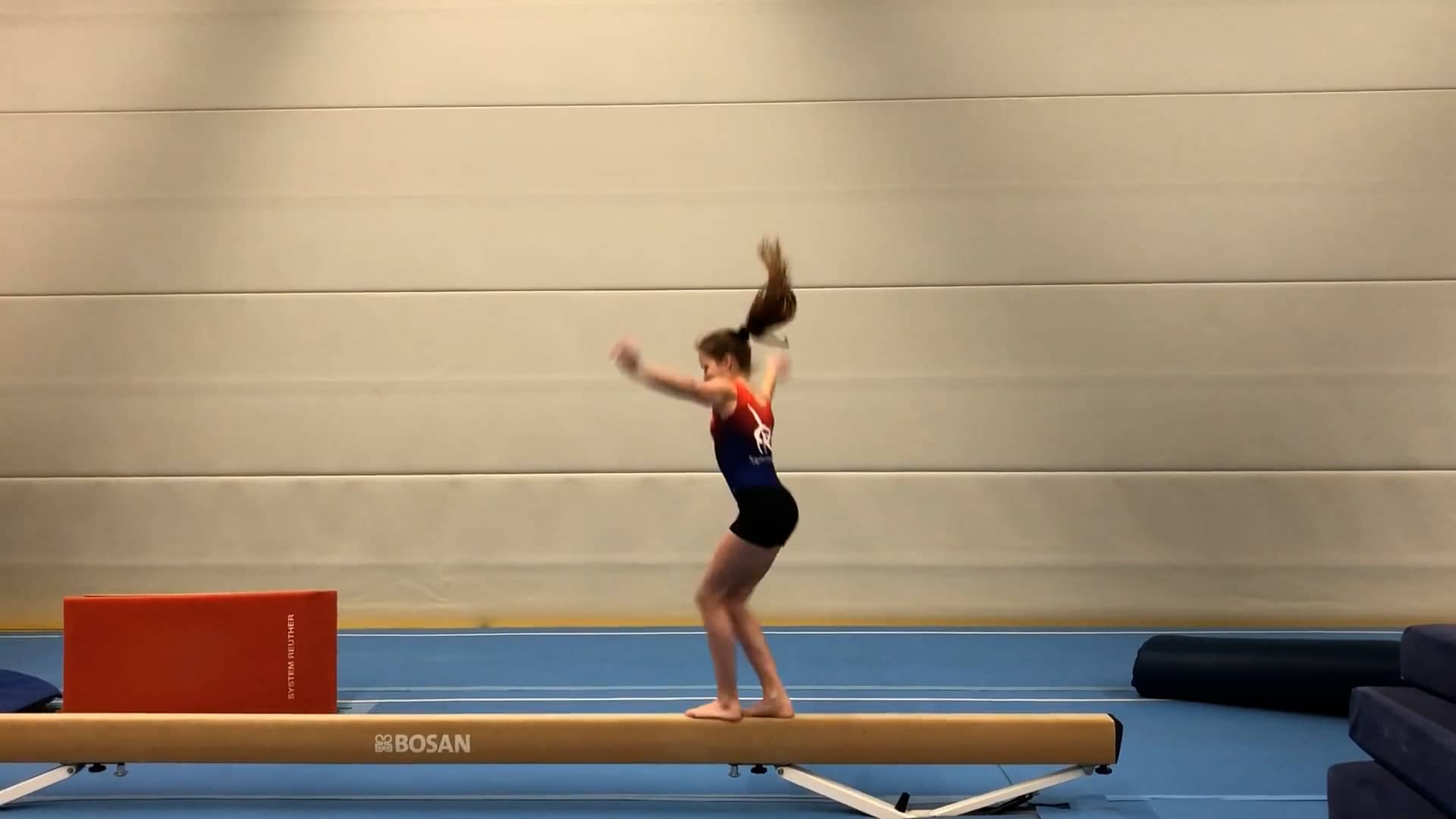 spagaatsprong 2 benen onder 90 graden on Vimeo