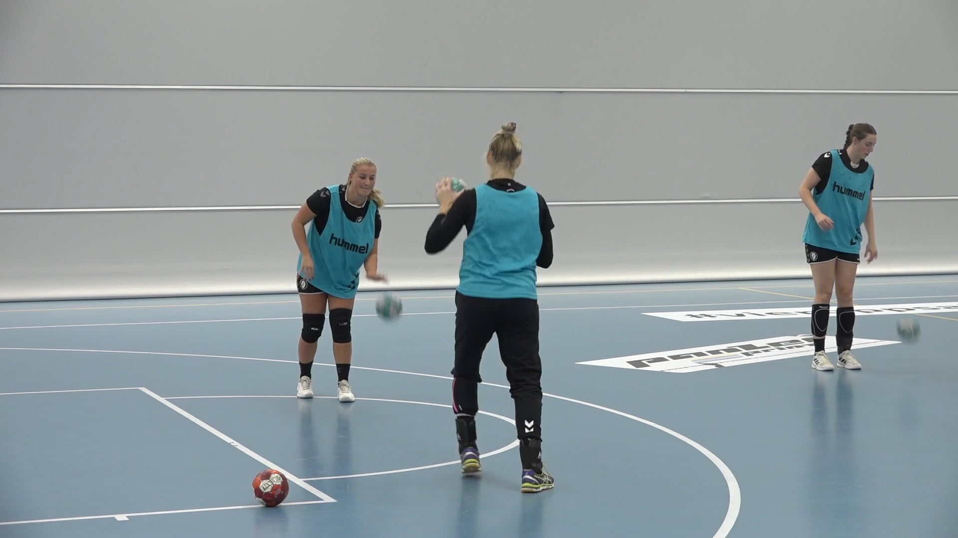 2a) Balløvelse, 2 og 2, 3 baller, stusse egen ball, kaste 1 ball on Vimeo