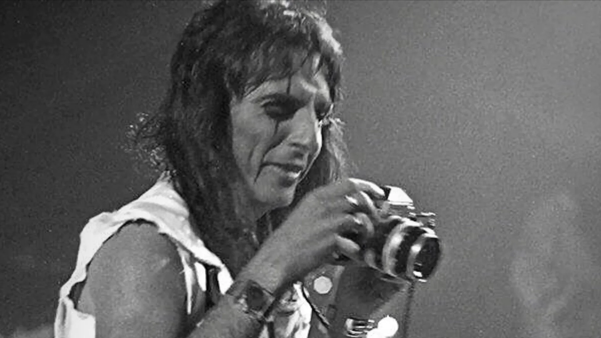 Alice Cooper interview - Radio North Sea, February 10th 1974 on Vimeo