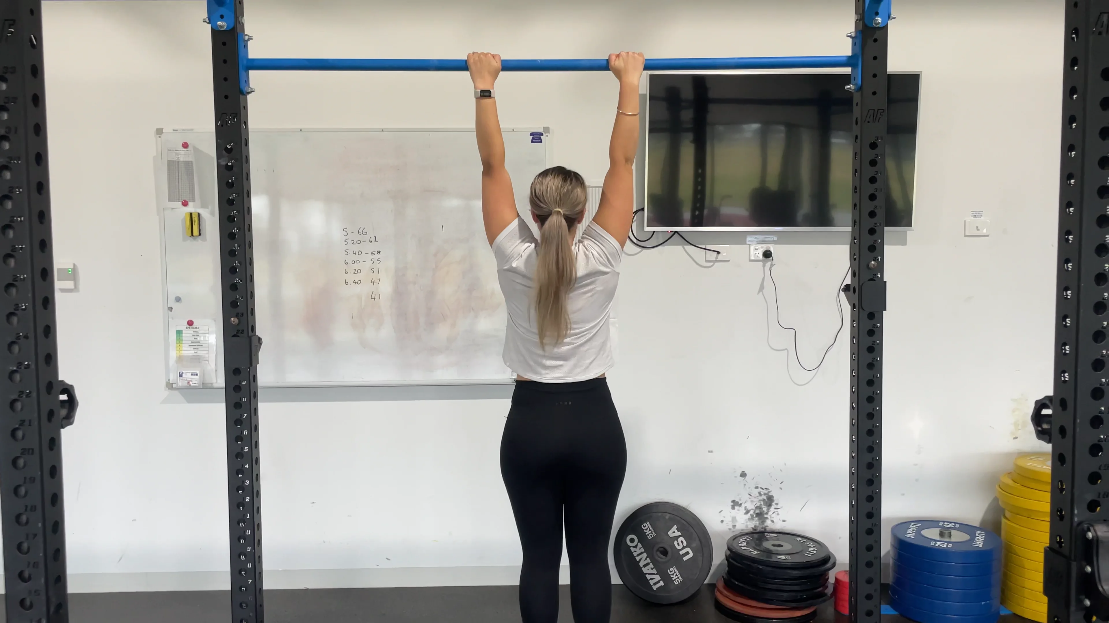 Hanging Scapula Squeezes on Vimeo