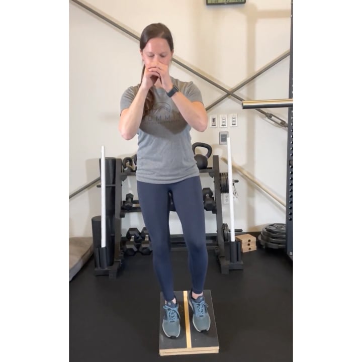 Eccentric Single Leg Decline Squat on Vimeo