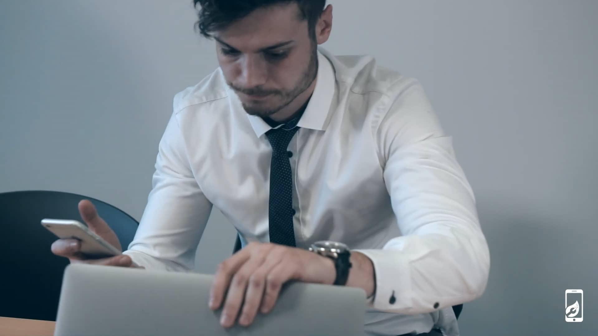 Jeune cadre dynamique - iPhumat on Vimeo