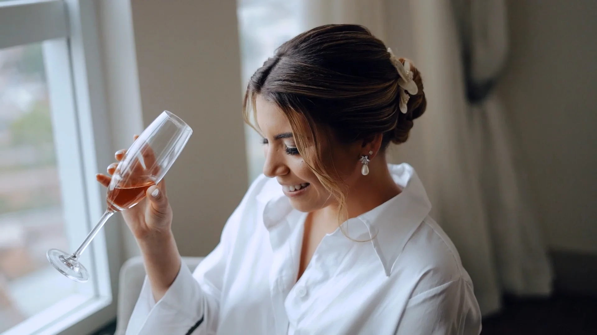 Beautiful bride getting ready // Thaynara + Joao on Vimeo