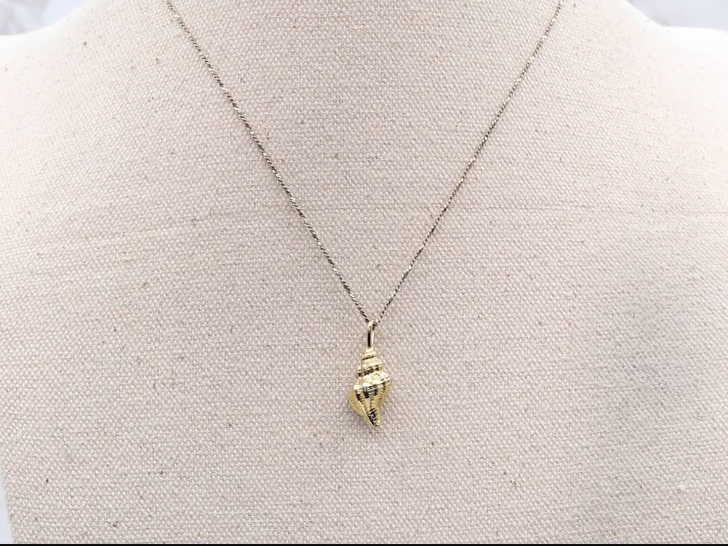 18-KARAT GOLD CONCH SHELL CHARM on Vimeo