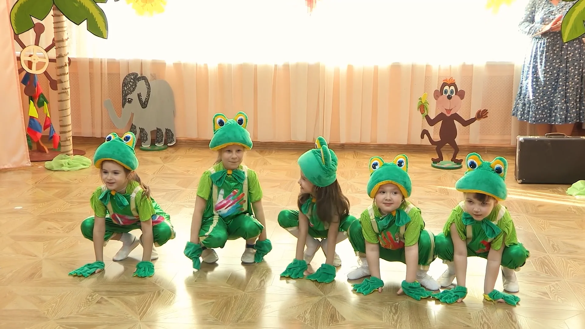 Танец веселых лягушат на Празднике Весны в дс «Полянка в 15 15 Full Hd 030322ФВ