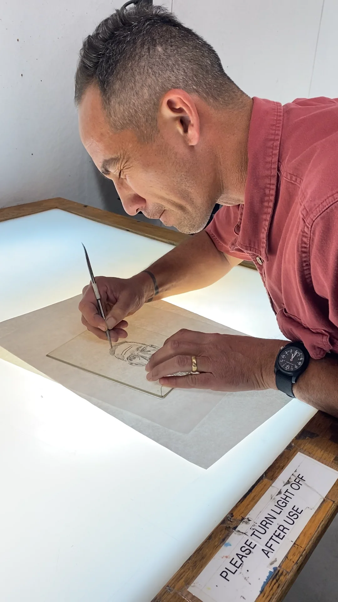 Making incisions in a drypoint plate
