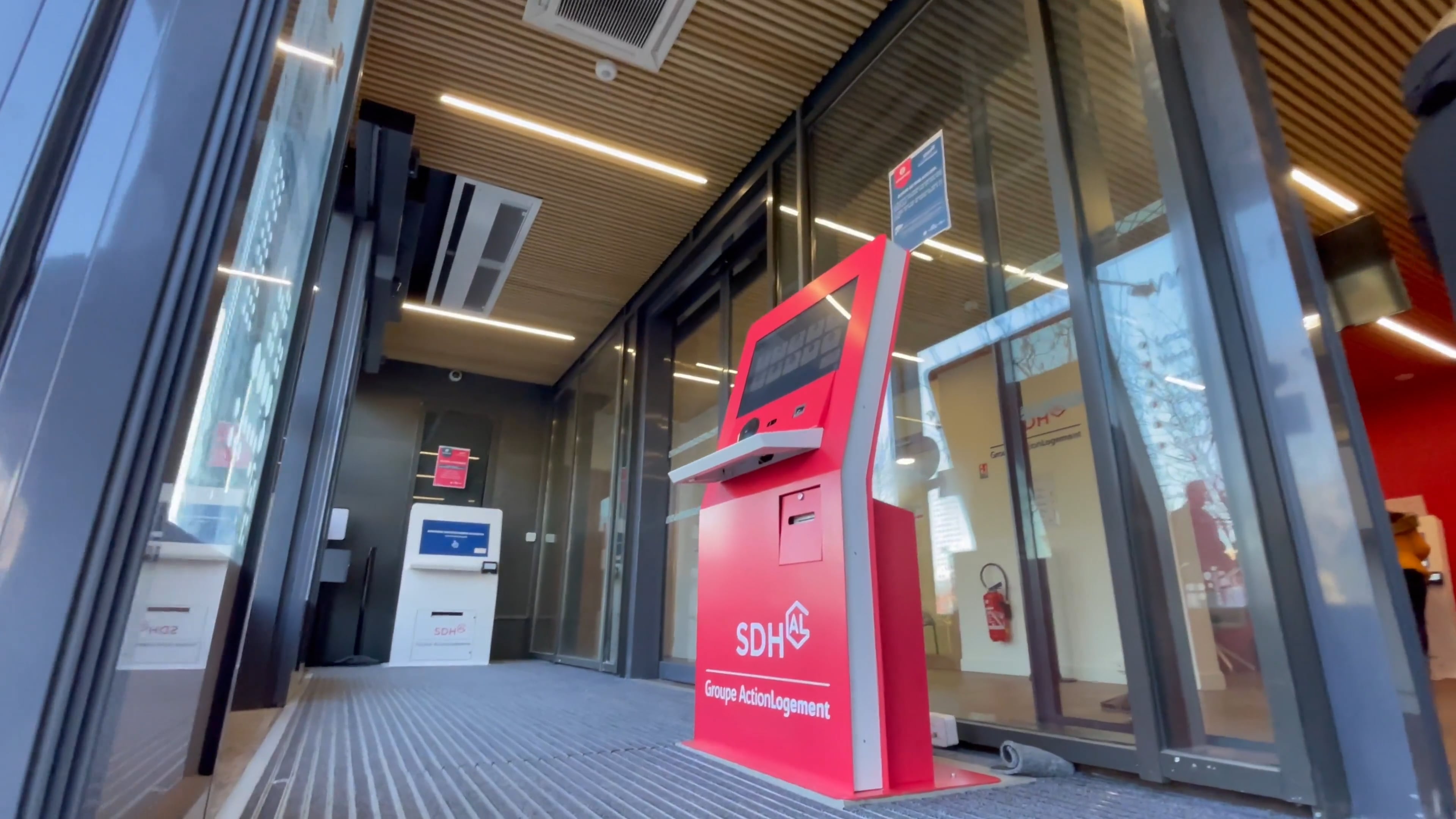 Bornes Tactiles d'accueil SDH Grenoble on Vimeo