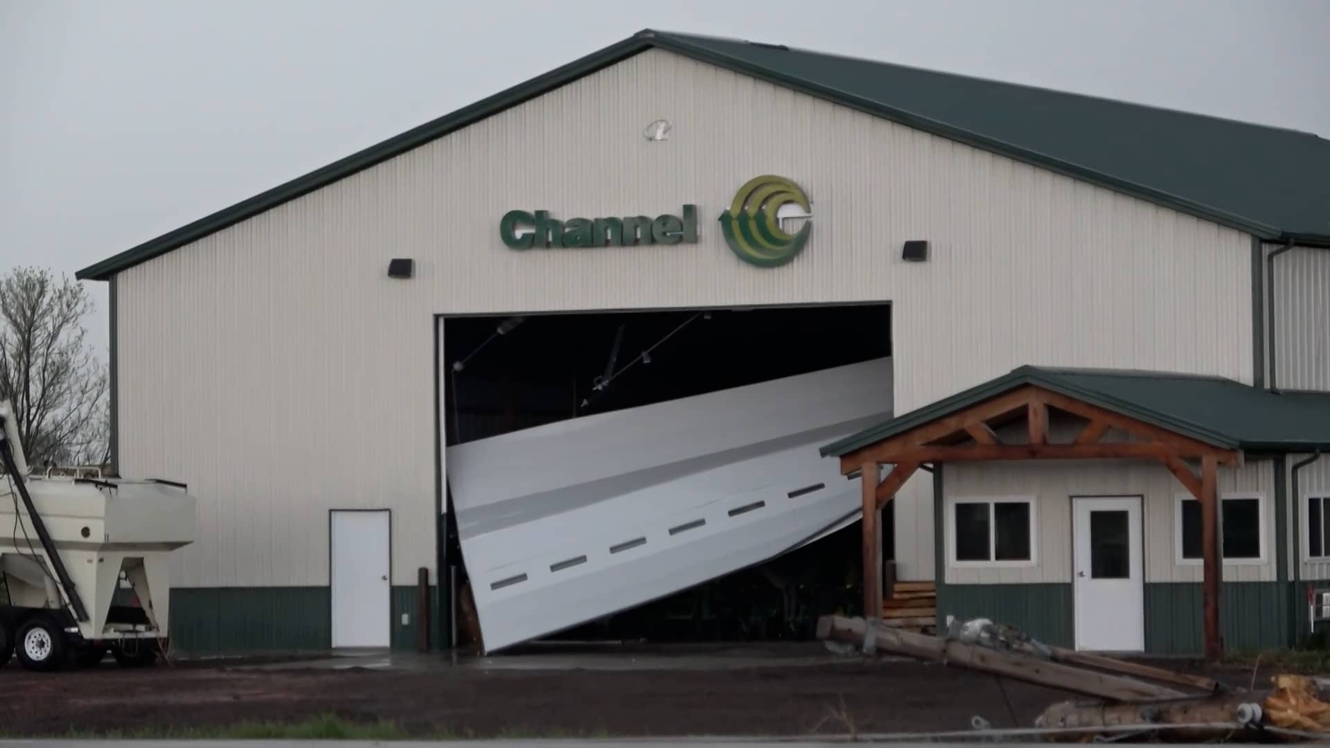 5-17-2019 Stockville, Ne Stovepipe tornado with damage on Vimeo