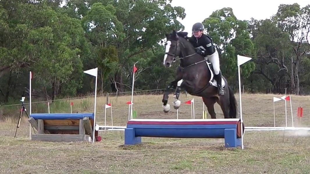 Shevaun Sly riding Beltana Just Divine 151 Grade 4 Yarrambat Horse ...