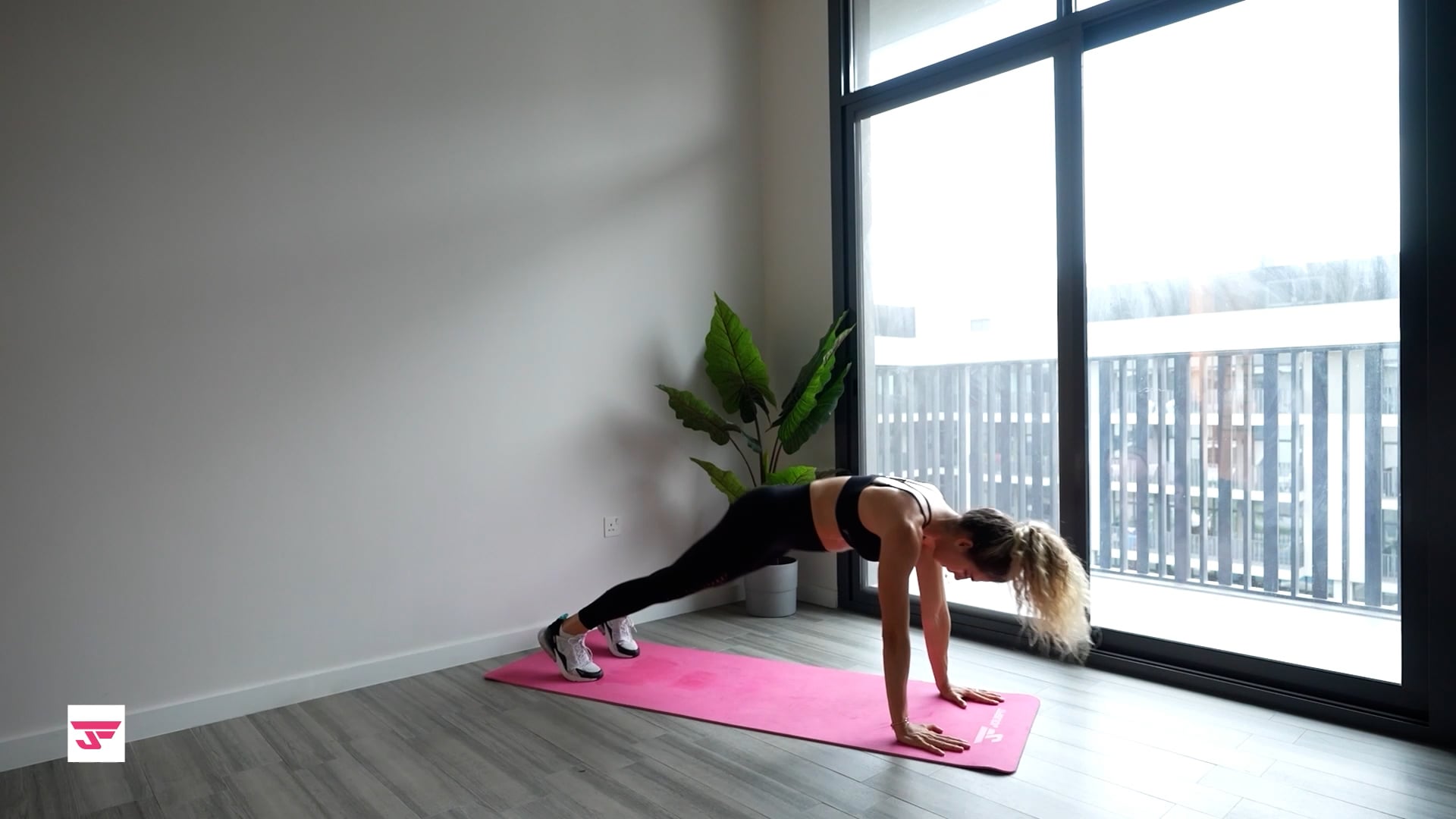 Plancha alta tocando puntas de los pies on Vimeo