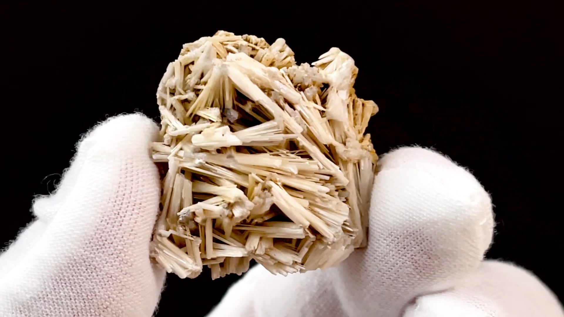 Cerussite from Reocín Mine, El Zanjón cut, Spain on Vimeo