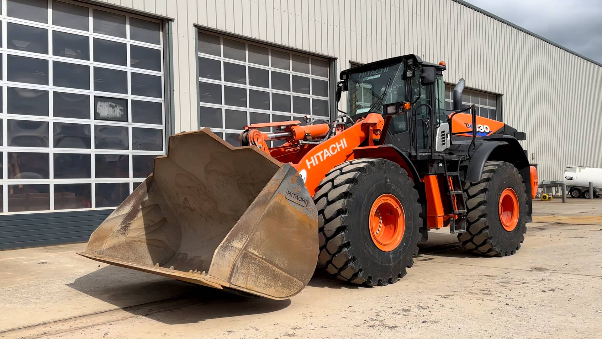 Hitachi ZW330-6 - Dromore April 23 on Vimeo