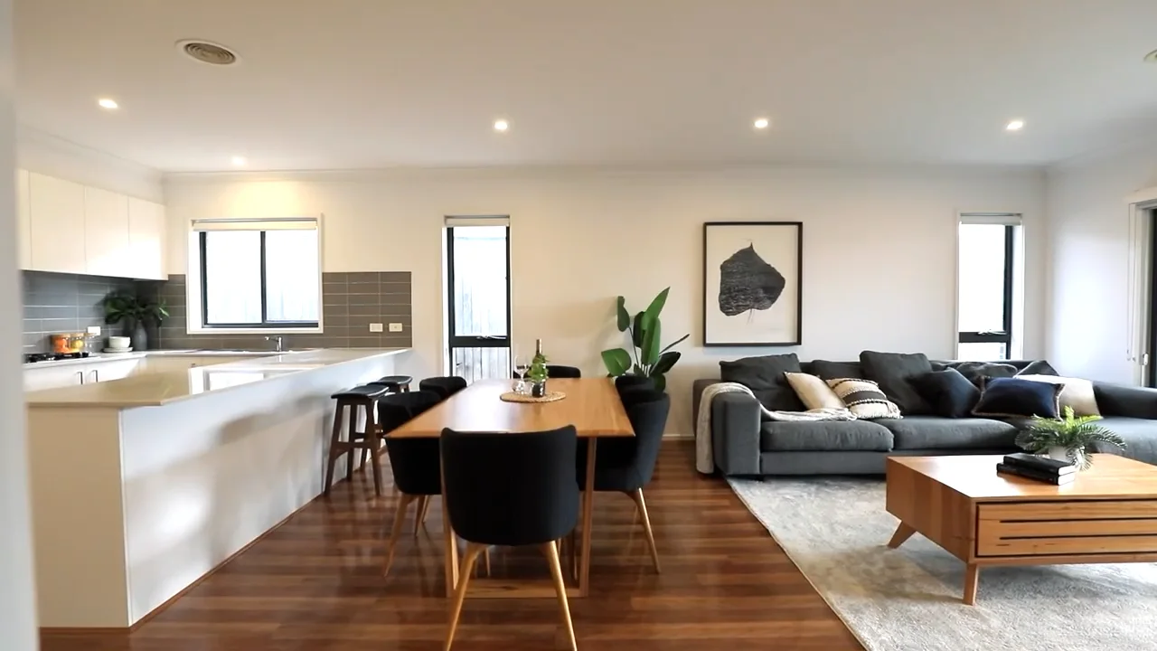 82 Greg Urwin Cct, Casey on Vimeo