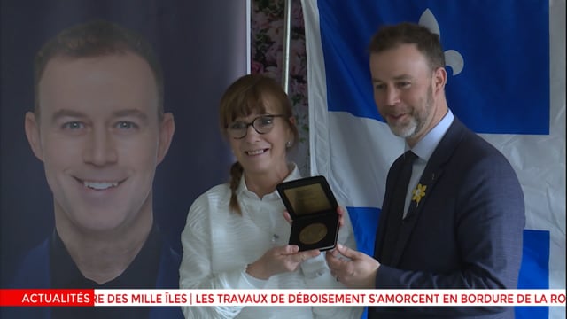 Le BULLETIN - EXTRAIT - Mathieu Lemay remet la médaille de l'Assemblée nationale à Sylvie New - TVRM