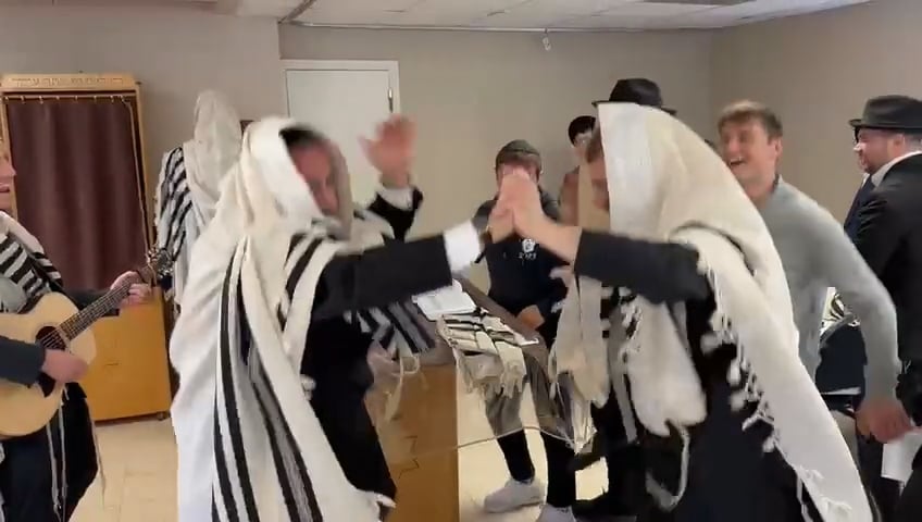 Chol Hamoed Pesach Musical Hallel with Rabbi Senter and Rabbi Fischer ...