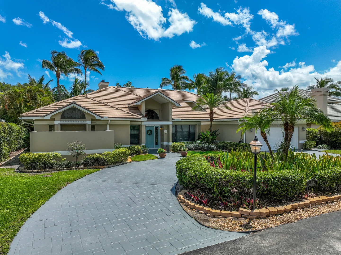 8374 SE Lagoon Dr on Vimeo