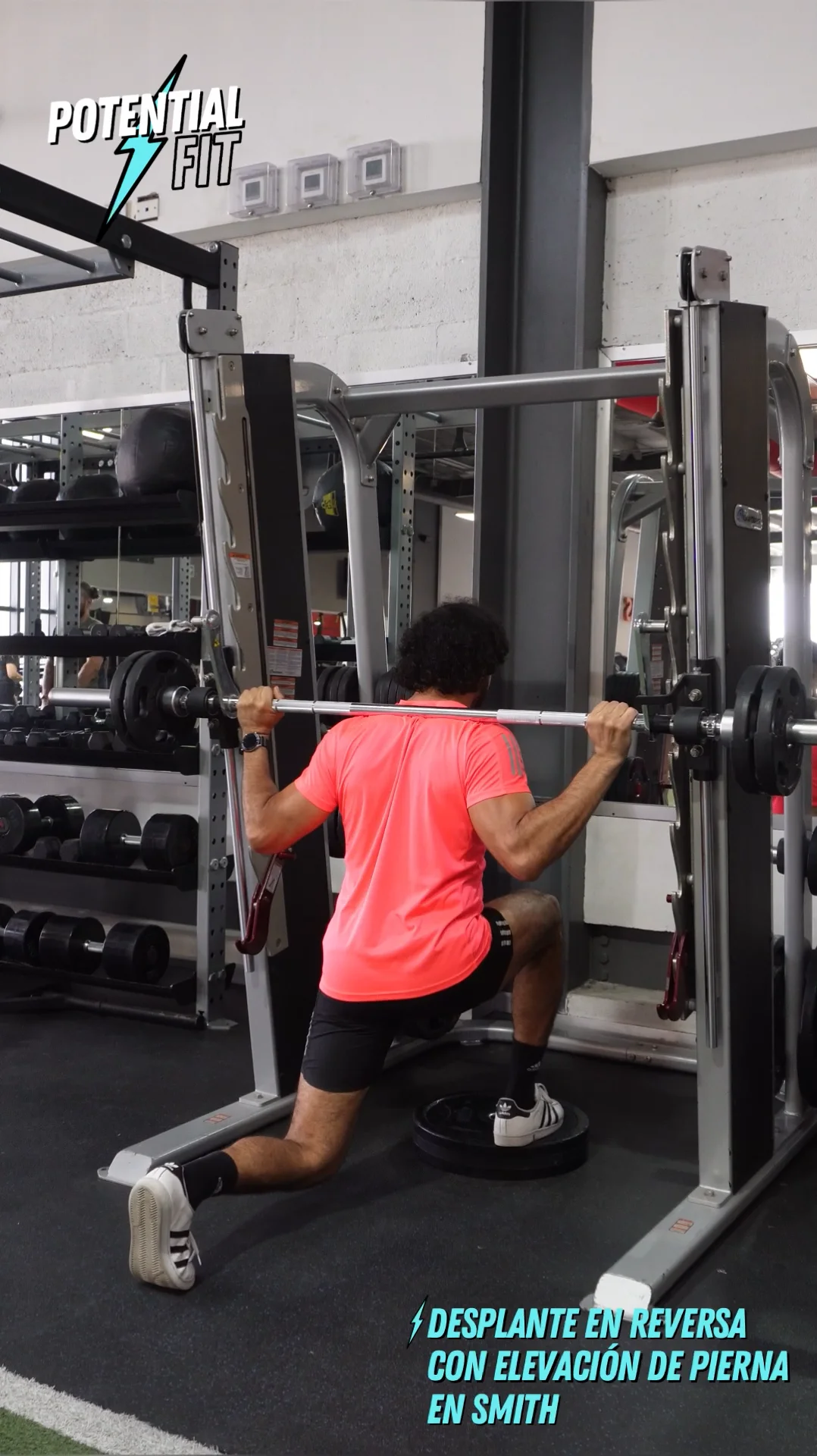 Desplante en reversa con elevación de pierna en Smith on Vimeo