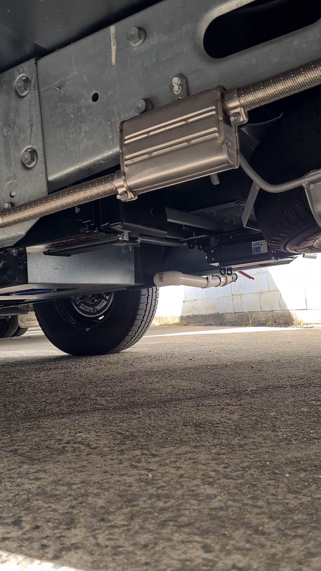 Fiat Ducato Alko chassis- retracting rear jacks using remote on Vimeo