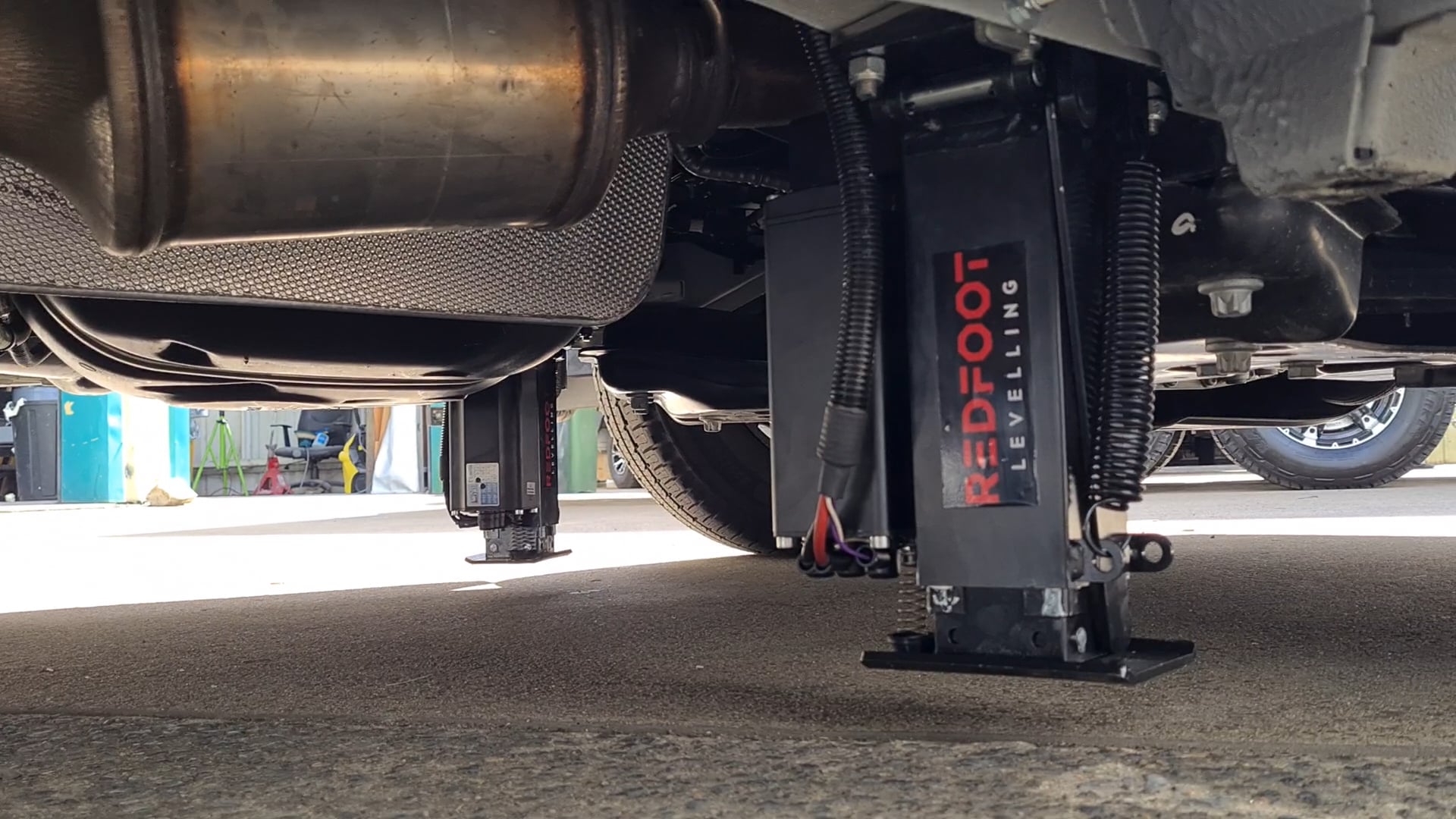 Fiat Ducato- Retracting front jacks on Vimeo