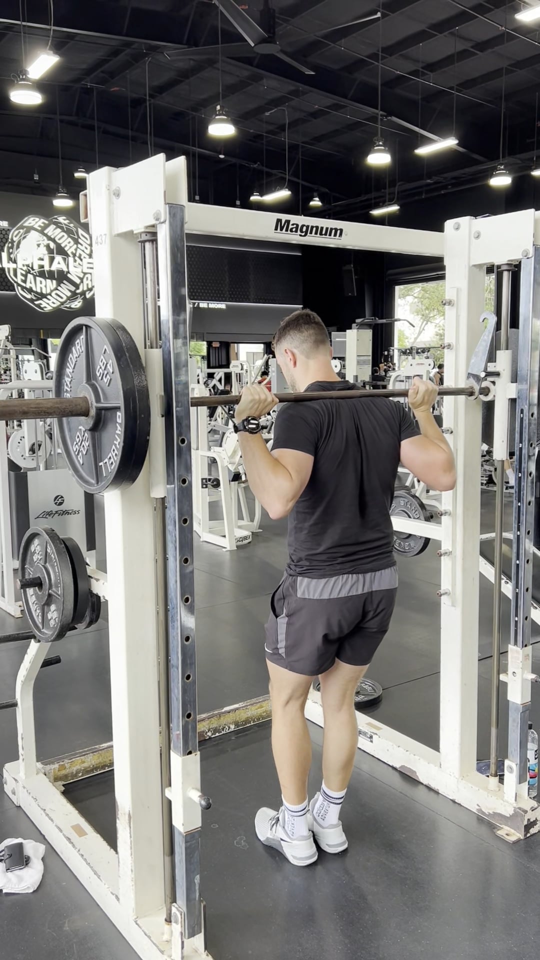 Smith Machine reverse lunges (alternating) on Vimeo