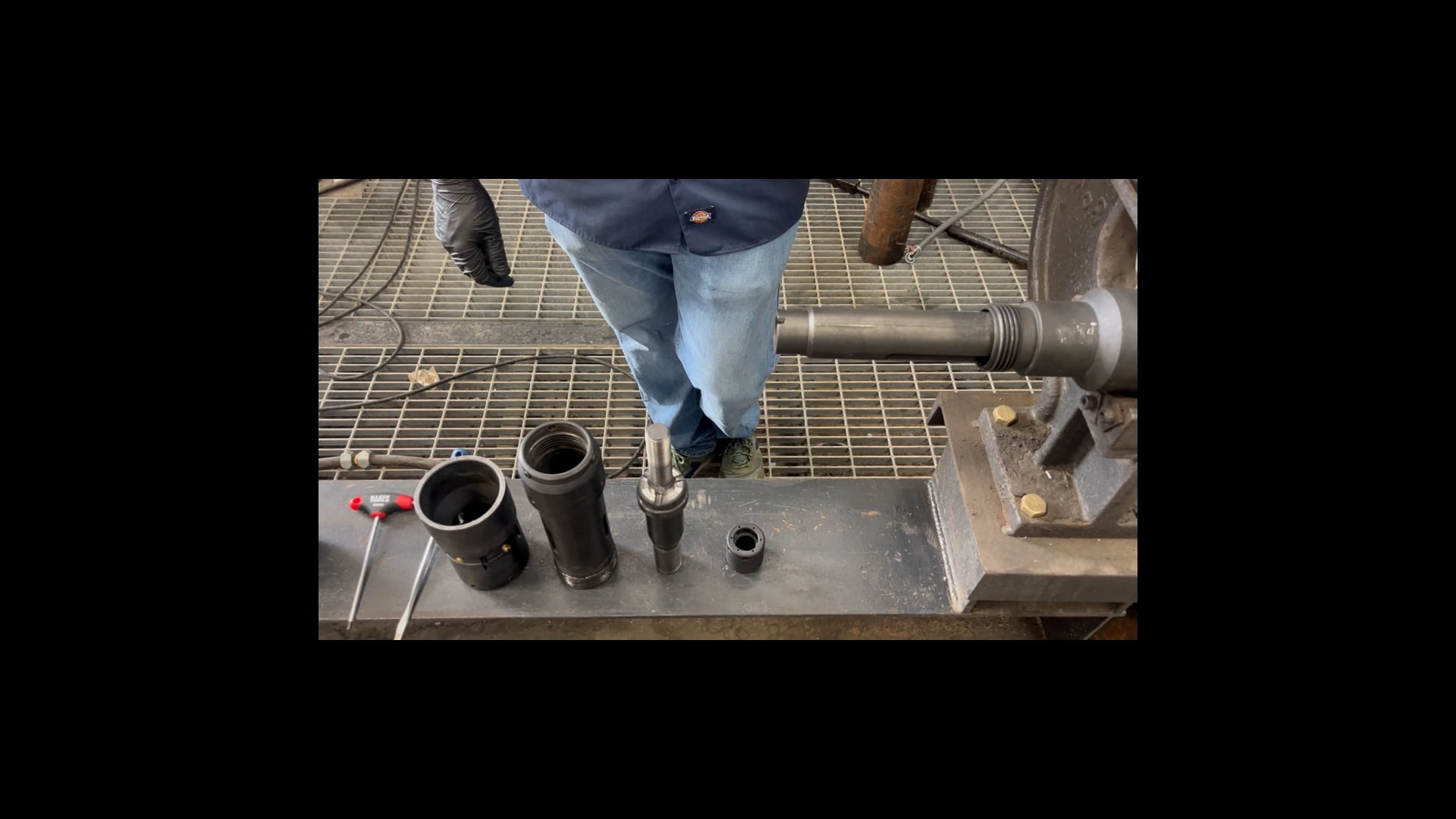 Installing 4.500"/5.000" Lonestar ONEplug to Baker 10 Setting Tool on Vimeo