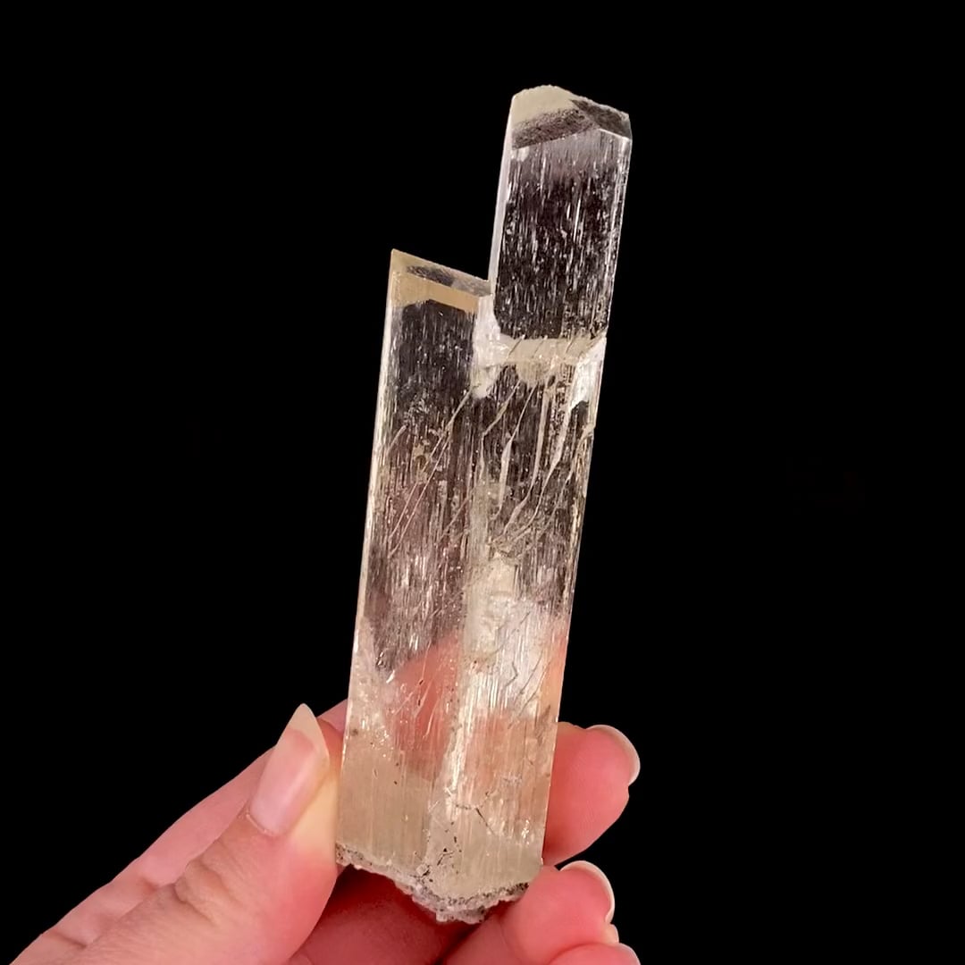 Spodumene (fine GEMMY crystals) on Vimeo