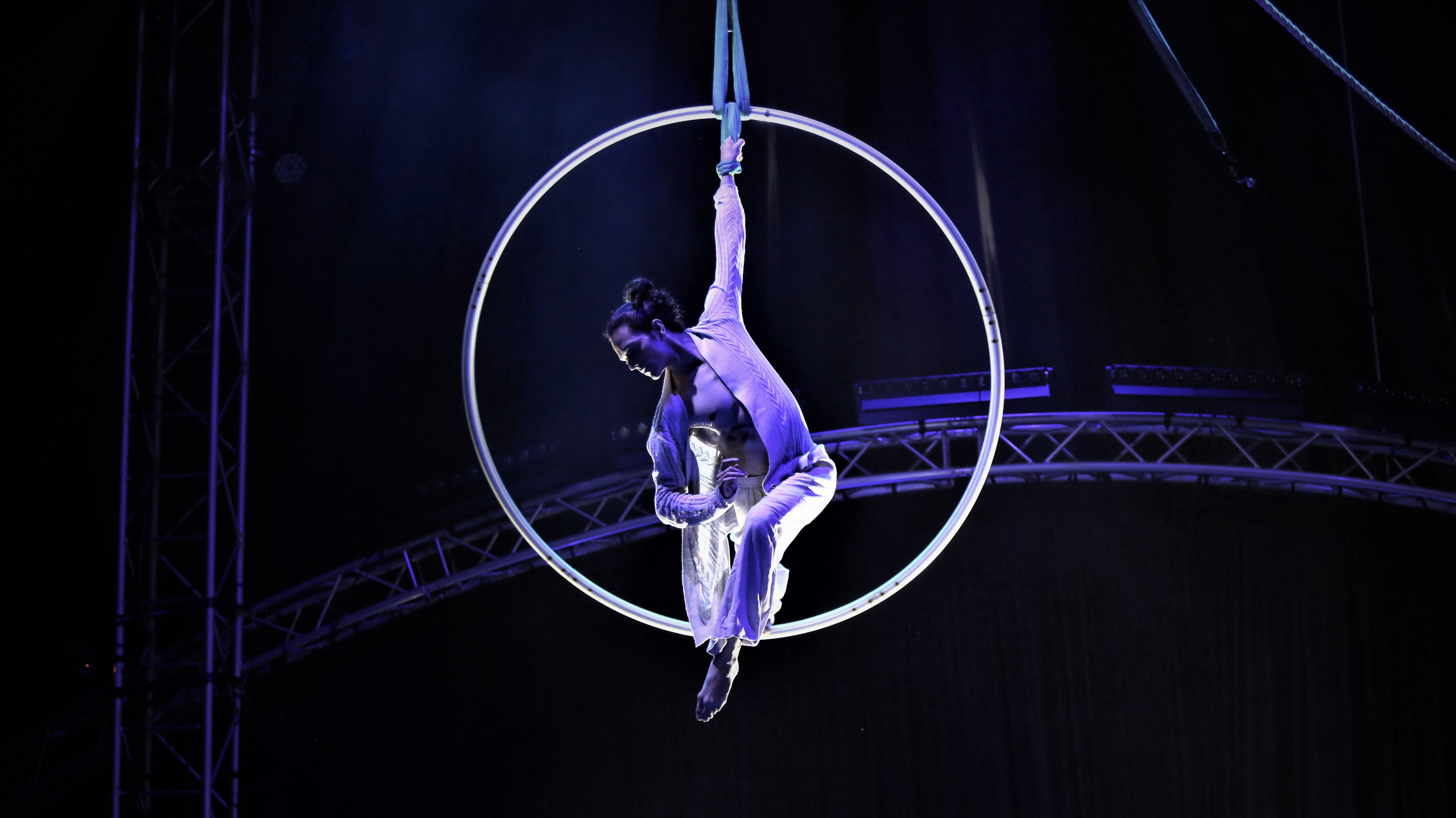 Alex Oliva - "Golden Butterflies" (Cyr Wheel) on Vimeo