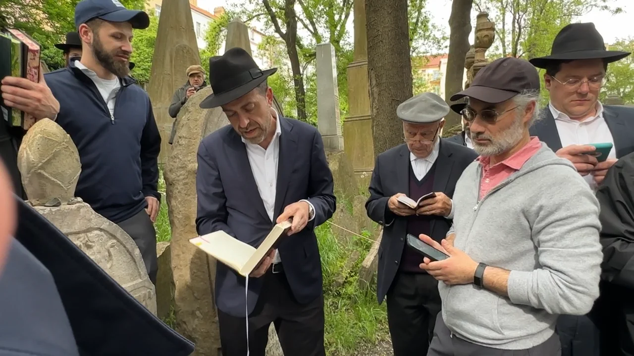 R’ Sruly Bornstein speaking at the Kever of the Noda B’Yehuda