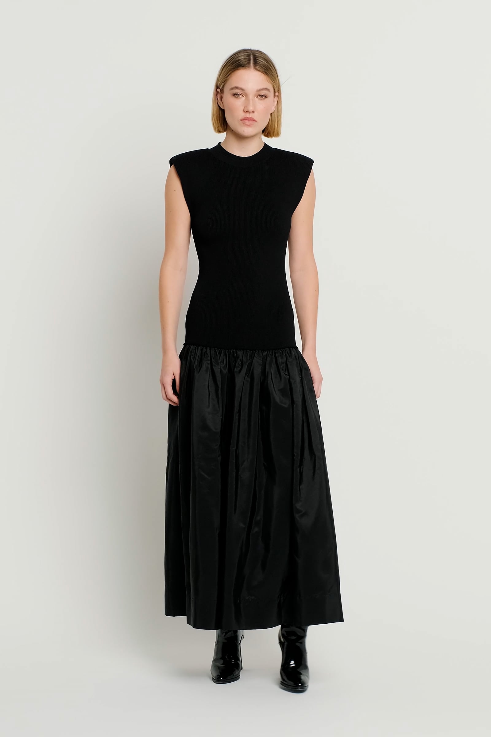 S29-K5PF23015_BLACK_MYSTERIES AWAIT KNIT DRESS on Vimeo