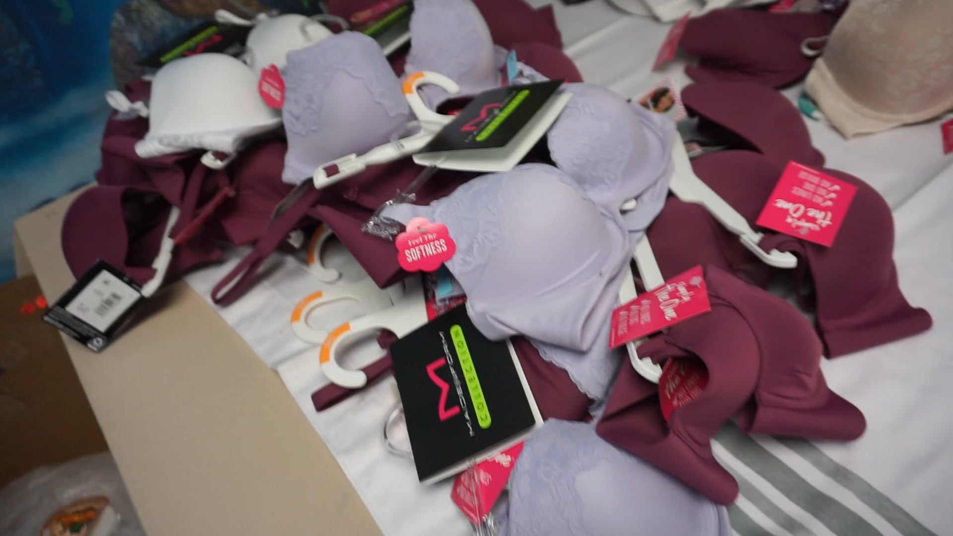 $190!!! 22pc Womens 34C MAIDENFORM Bras #30090F on Vimeo