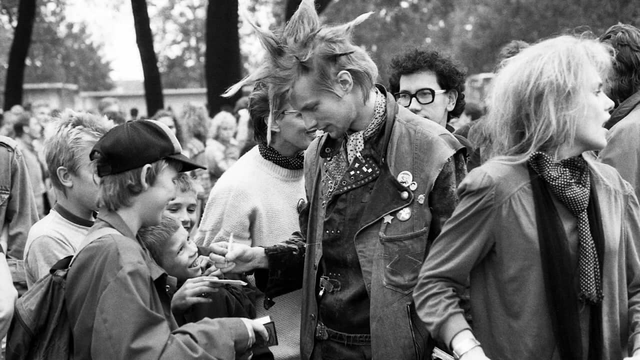 Hooandja kampaania: Arno Saare fotoalbum Eesti punk 1980–1991 on Vimeo