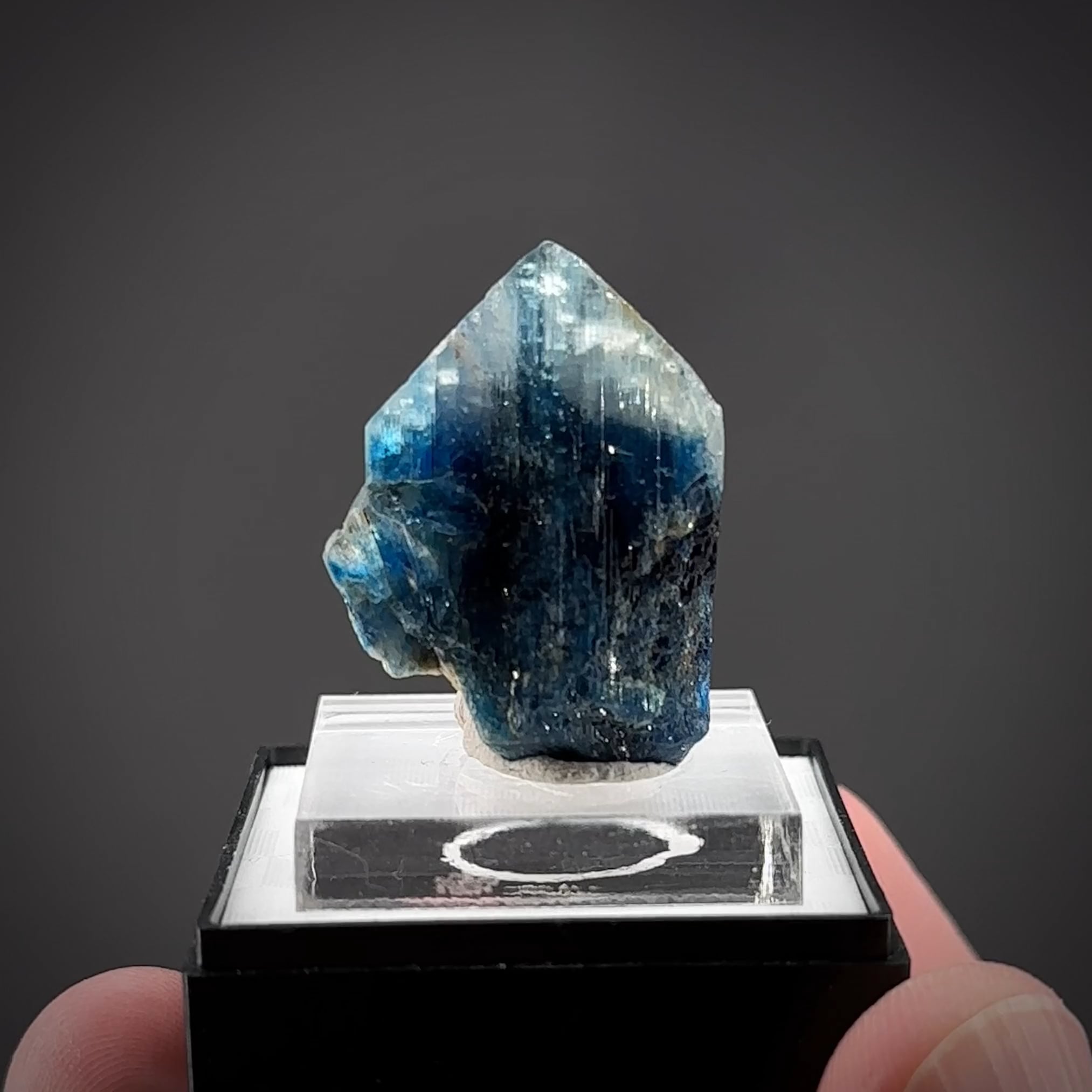 Euclase - Last Hope Mine, Zimbabwe on Vimeo