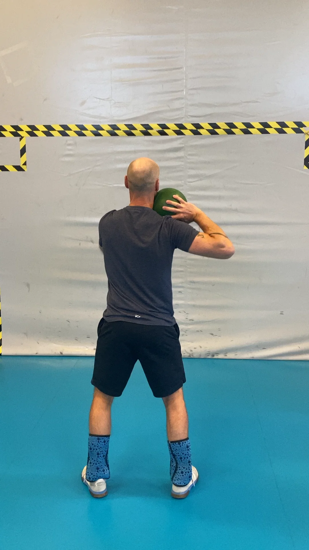 Støt med rotasjon fra hoft bakfra on Vimeo