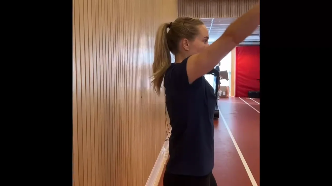 Stående rotasjon med strikk mot vegg on Vimeo