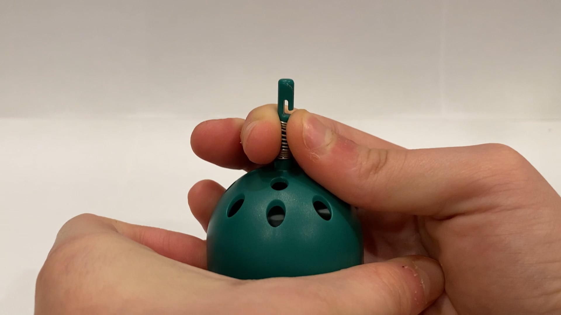 Bobber That Uses Chum to Attract Fish for Anglers - Chumbobber