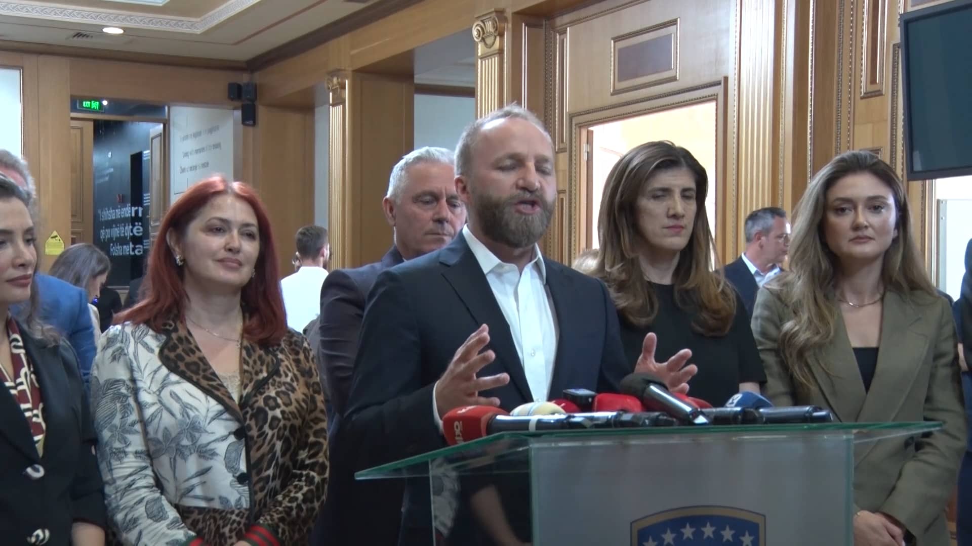 Mbyllet seanca – Tahiri: Kjo ndodhi që mos të flasim për aferën “Zdravo ...