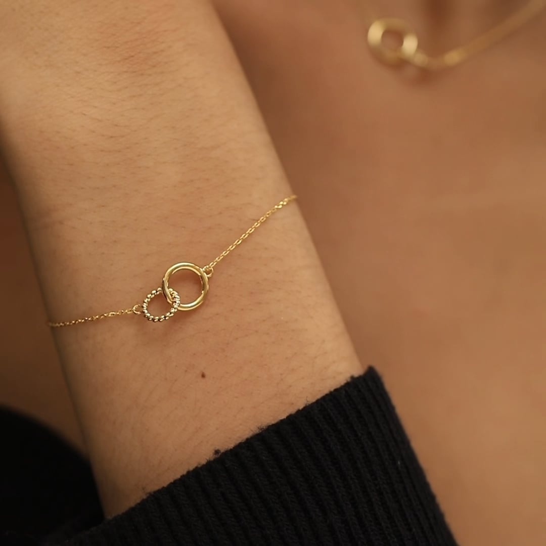 Nyrelle-Infinity-Bracelet on Vimeo